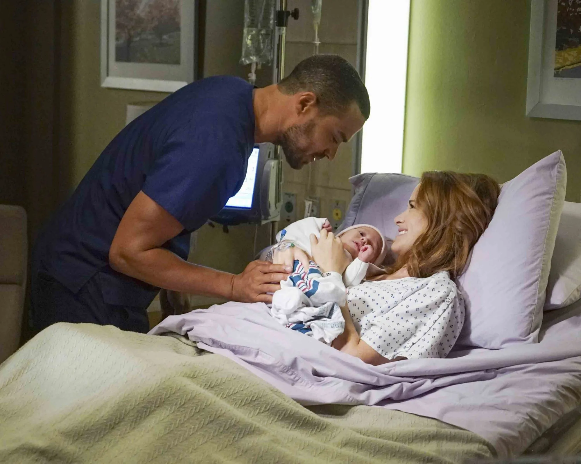 The First Greys Anatomy Season 13 Promo Is Here And It Looks Tense Af Hellogiggleshellogiggles